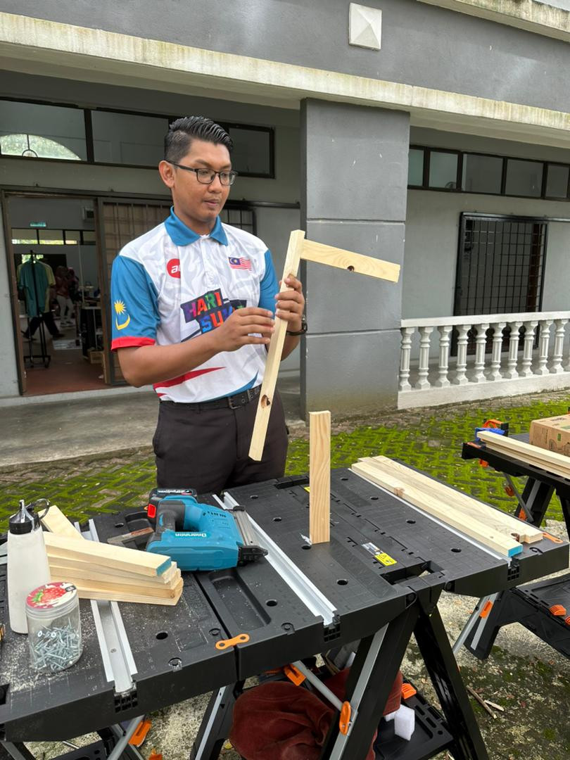 Learn basic woodworking skills in a safe, exploration-based environment! - Missions - Sedunia